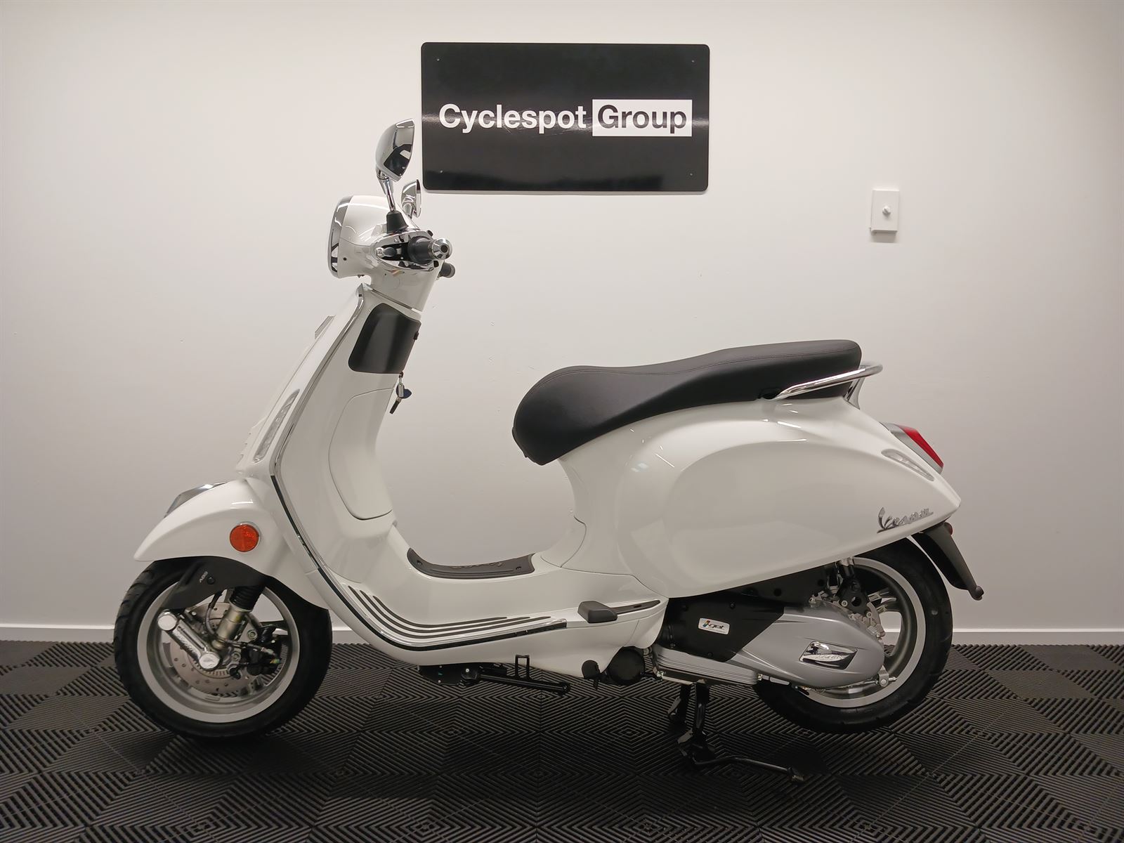 Vespa Primavera 150 | White Innocente 2024 - Cyclespot Leading ...