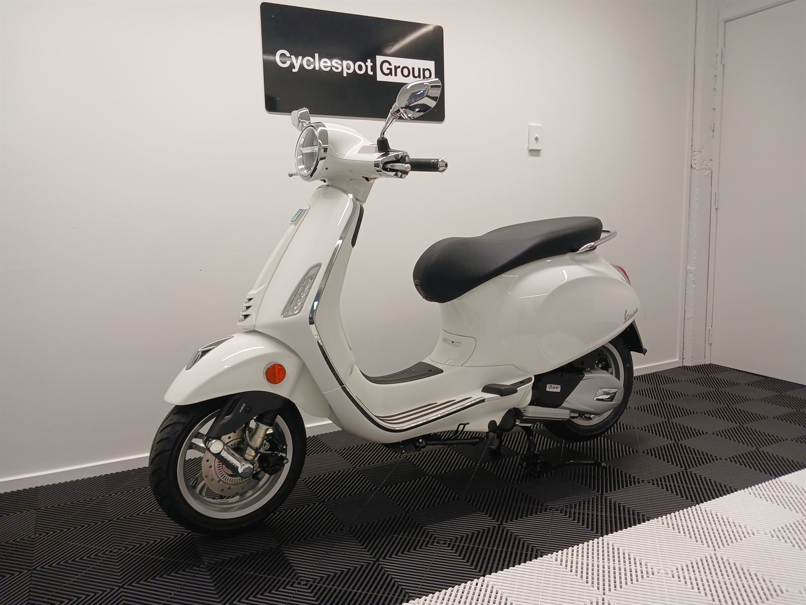 Vespa Primavera 150 | White Innocente 2024 - Cyclespot Leading ...