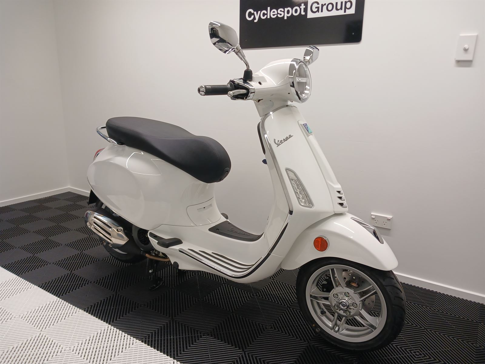Vespa Primavera 150 | White Innocente 2024 - Cyclespot Leading ...