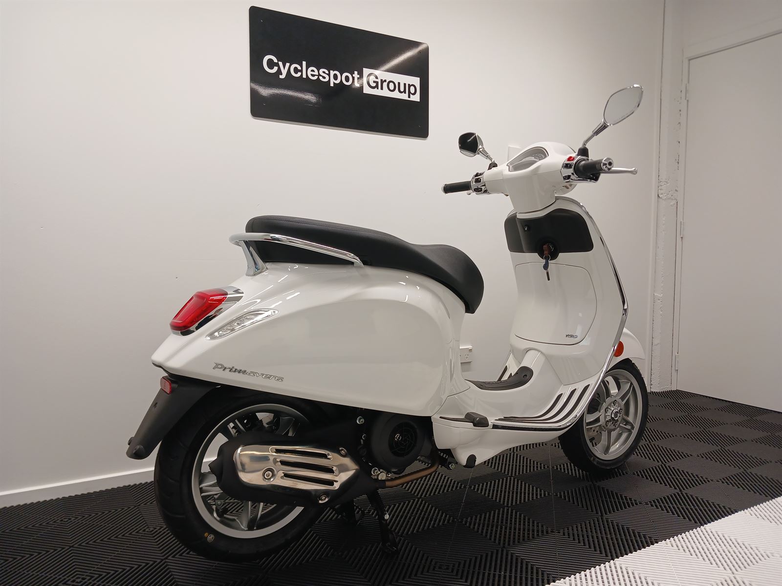 Vespa Primavera 150 | White Innocente 2024 - Cyclespot Leading ...