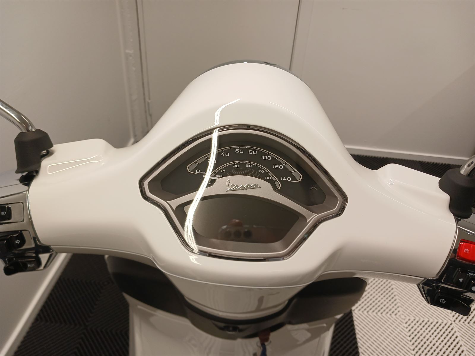 Vespa Primavera 150 | White Innocente 2024 - Cyclespot Leading ...